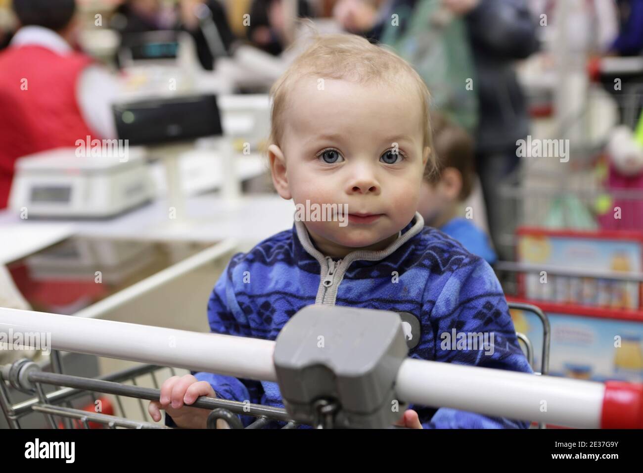 Toddler in shopping cart hi-res stock photography and images - Alamy