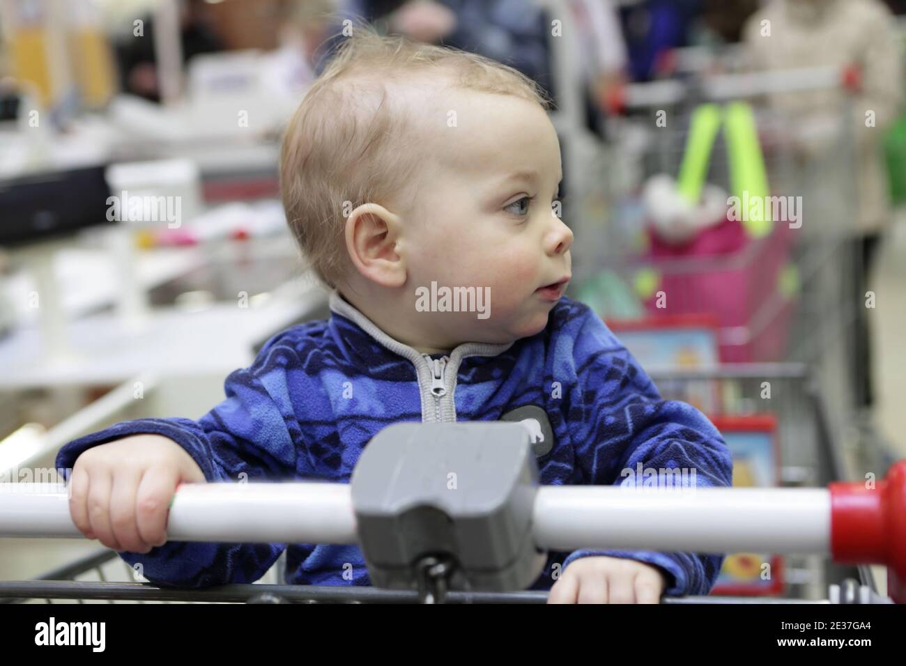Toddler sitting in shopping cart hi-res stock photography and images ...