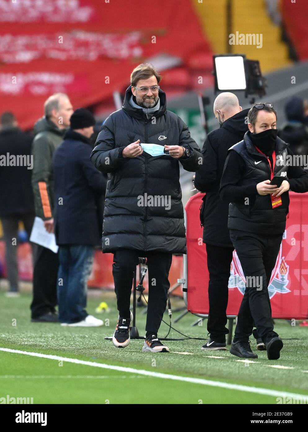Liverpool manager Jurgen Klopp puts on his mask before the Premier ...