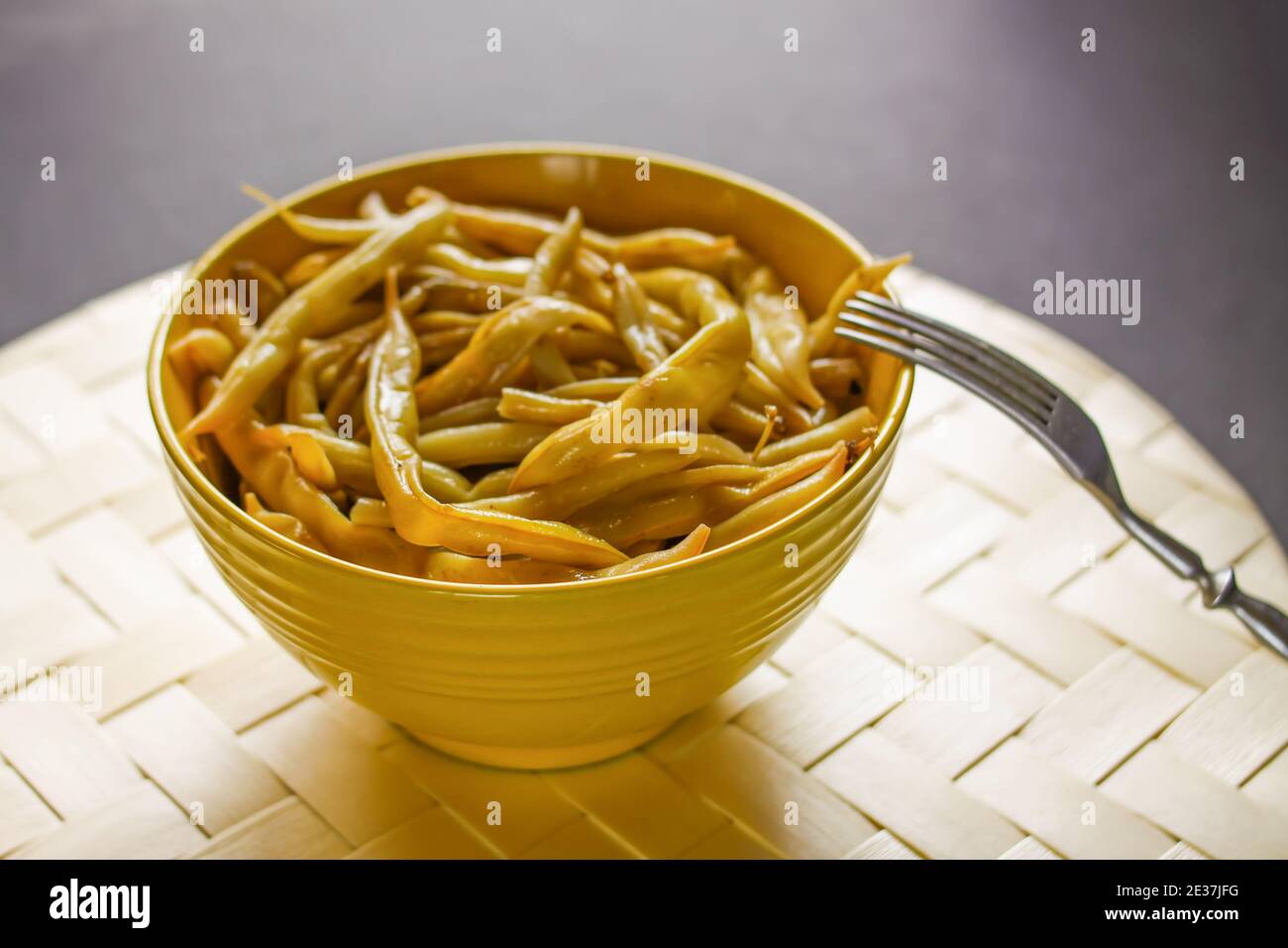 Fried long french beans in yellow ceramics cup Stock Photo - Alamy