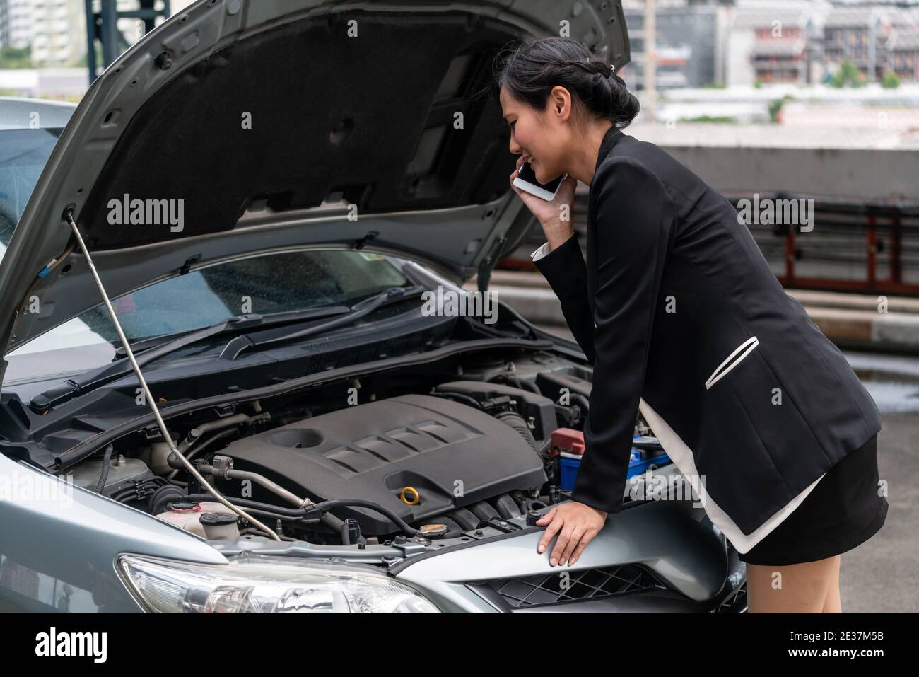 Car breakdown woman call help hi-res stock photography and images - Alamy