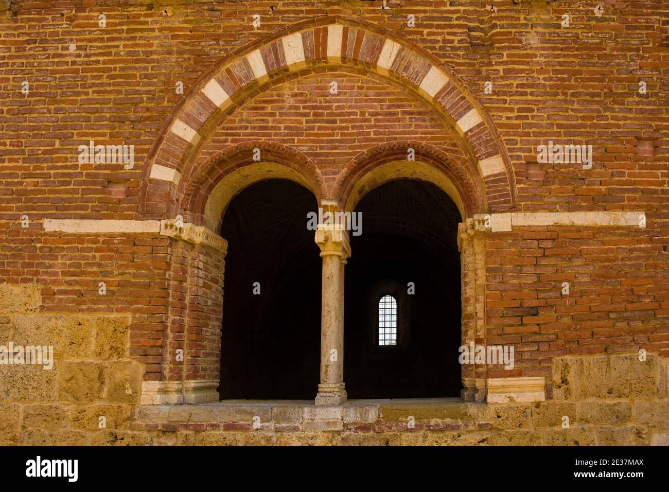 Italian arched church window hi-res stock photography and images - Alamy