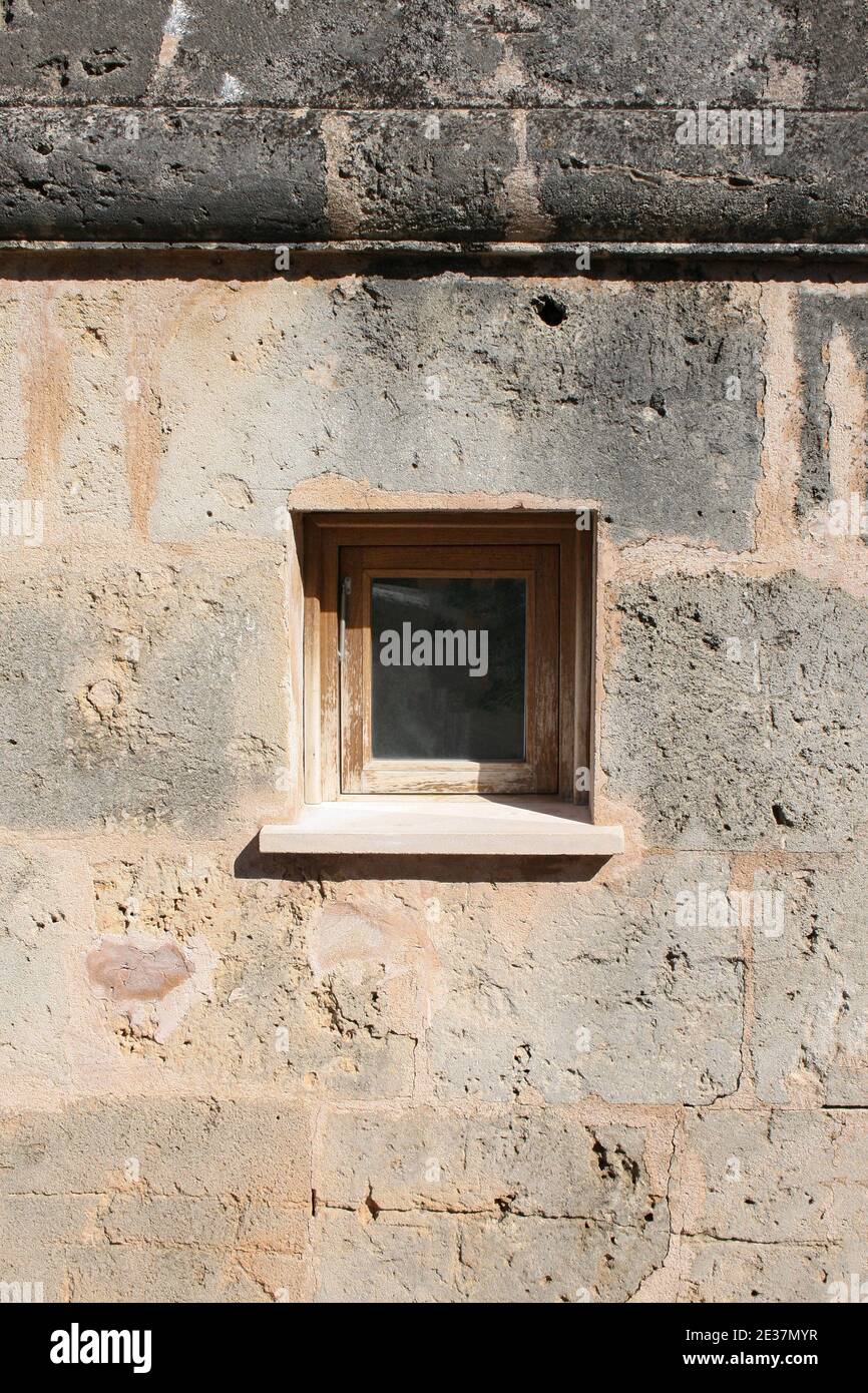 Castle wall window hi-res stock photography and images - Alamy