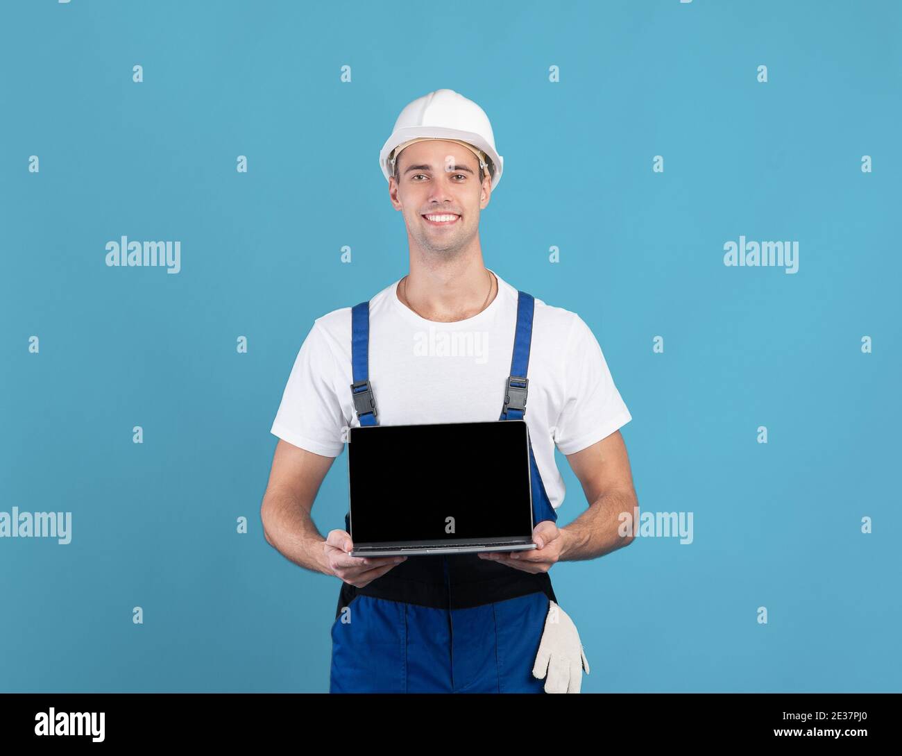 Man repair laptop hi-res stock photography and images - Alamy