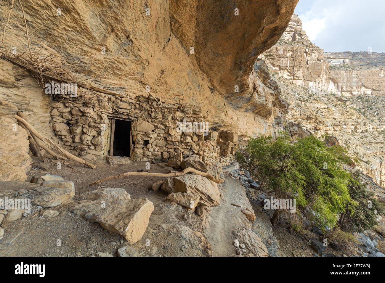 Stone house built into a cliff overhang on Jebel Shams, Oman Stock ...