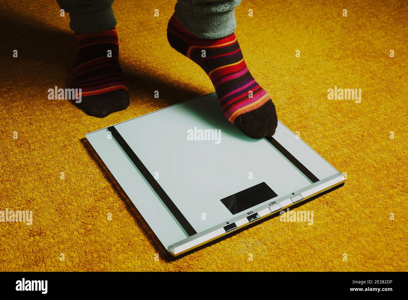 Man scales feet hi-res stock photography and images - Alamy
