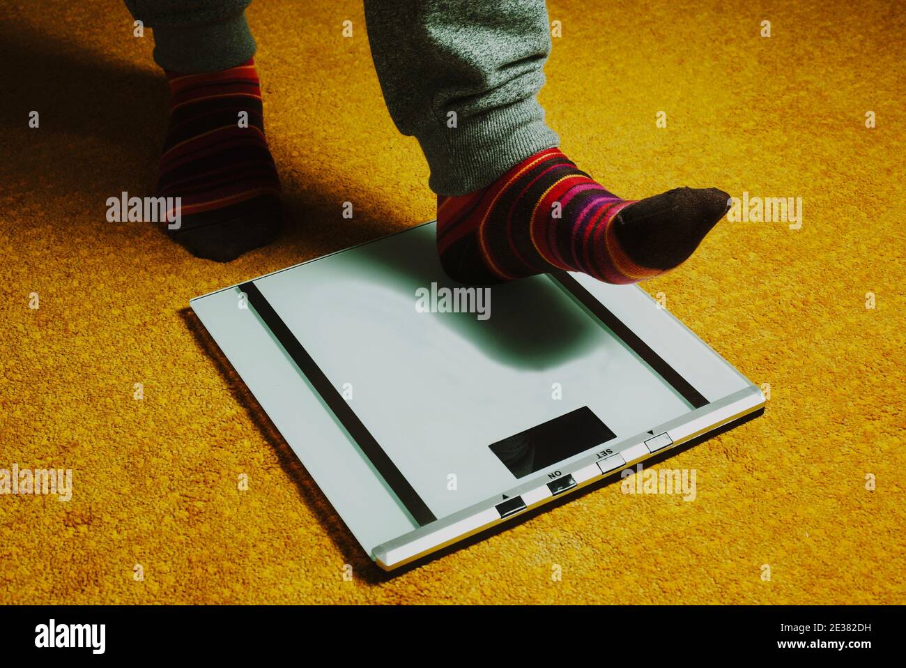 Man scales feet hi-res stock photography and images - Alamy