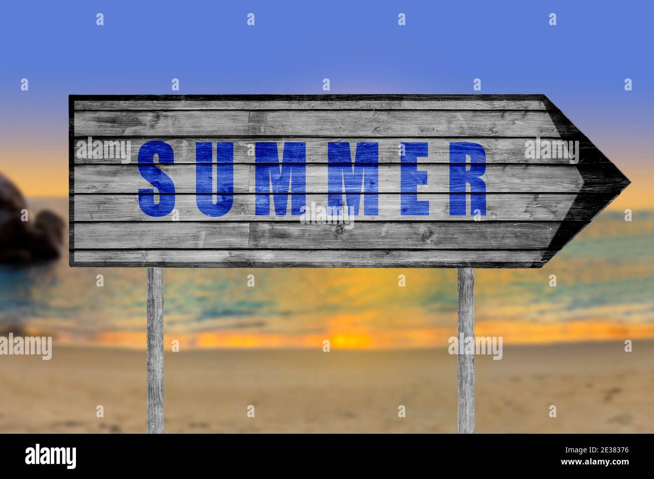 Summer wooden sign with on a beach background Stock Photo - Alamy