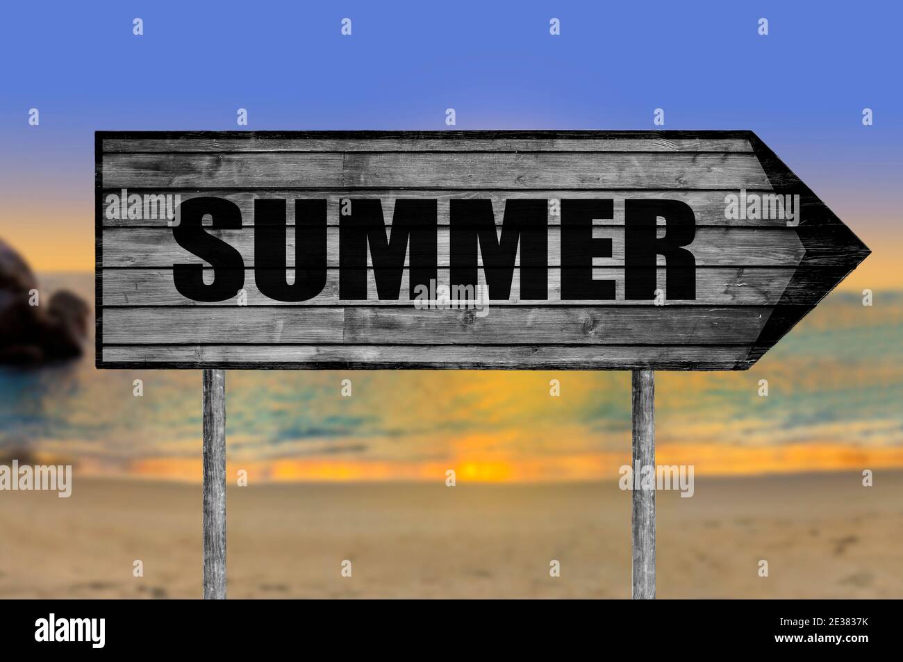 Summer wooden sign with on a beach background Stock Photo - Alamy