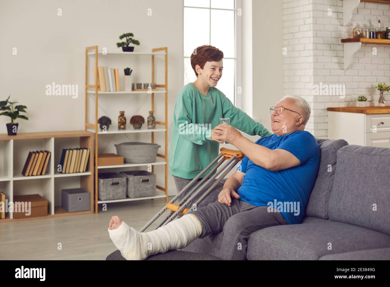 Broken leg hi-res stock photography and images - Alamy