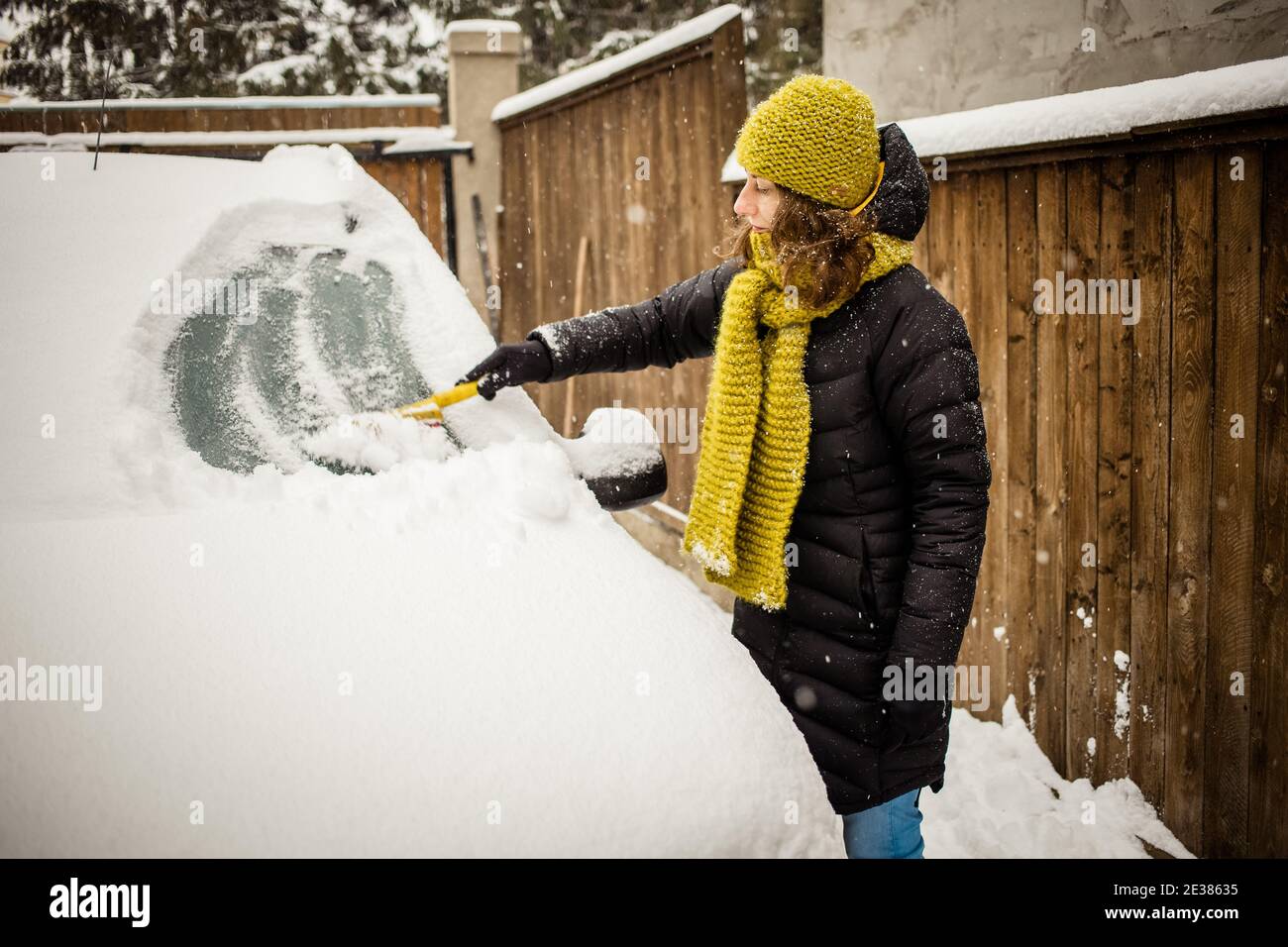 woman cleaning snow from car after blizzard Stock Photo - Alamy