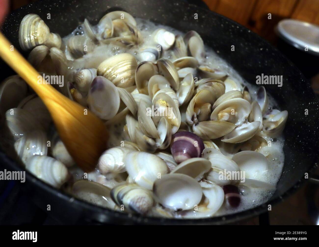 White mussels cooking in steaming water Stock Photo - Alamy