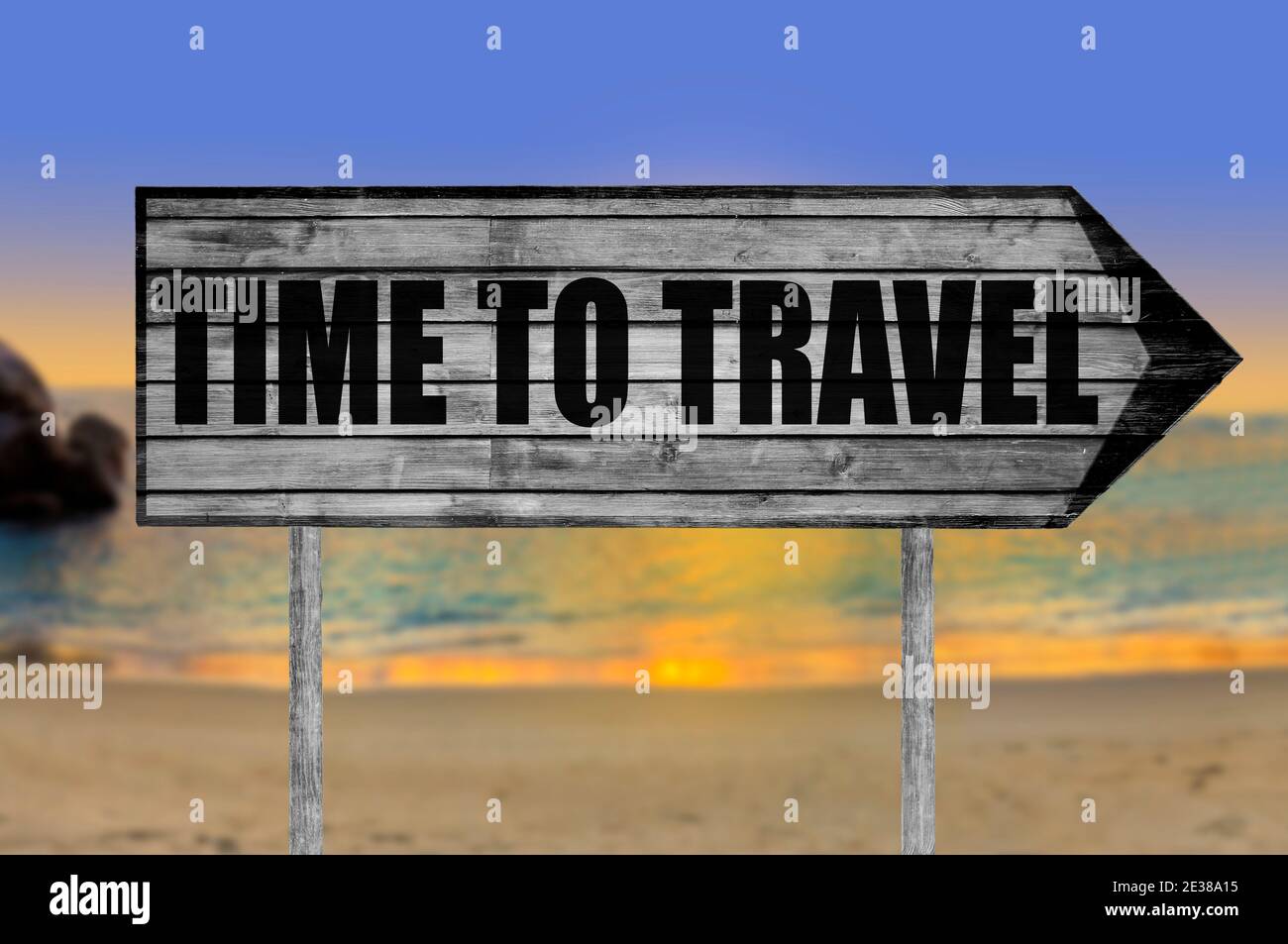 Time to Travel wooden sign with beach background Stock Photo - Alamy