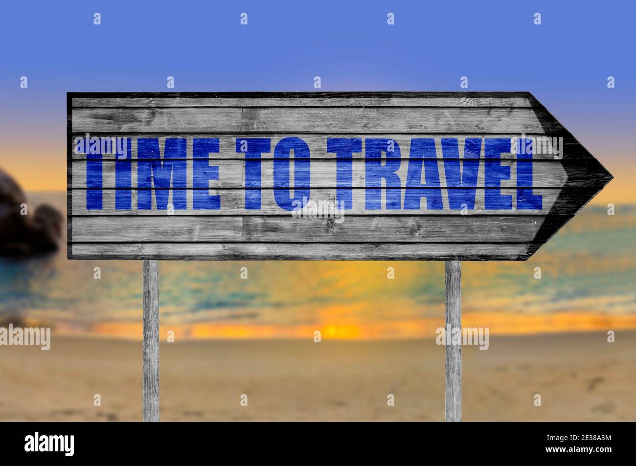 Time to Travel wooden sign with beach background Stock Photo - Alamy