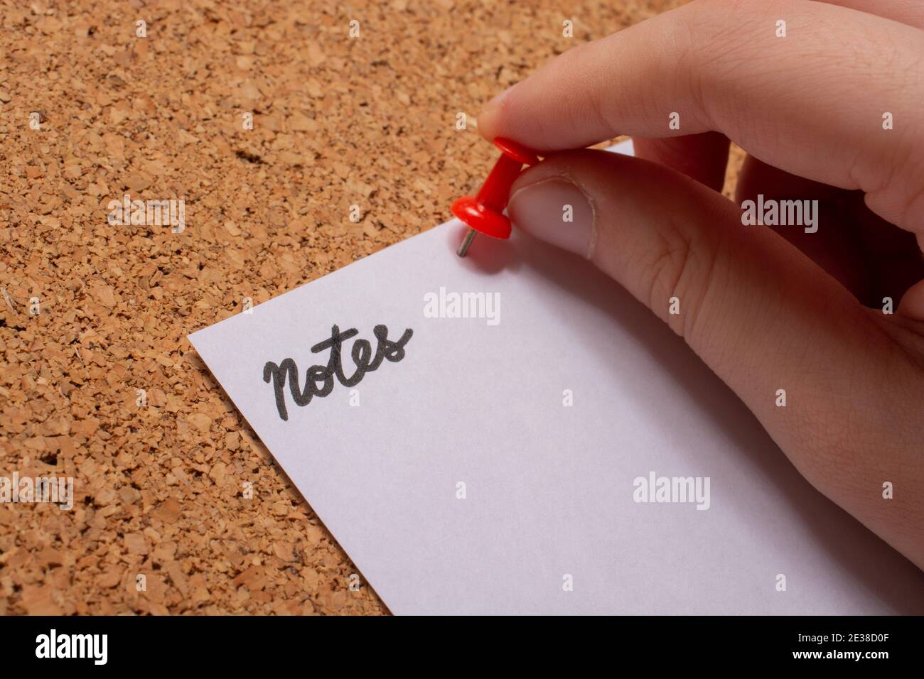 Note wording on white paper background and pin Stock Photo - Alamy