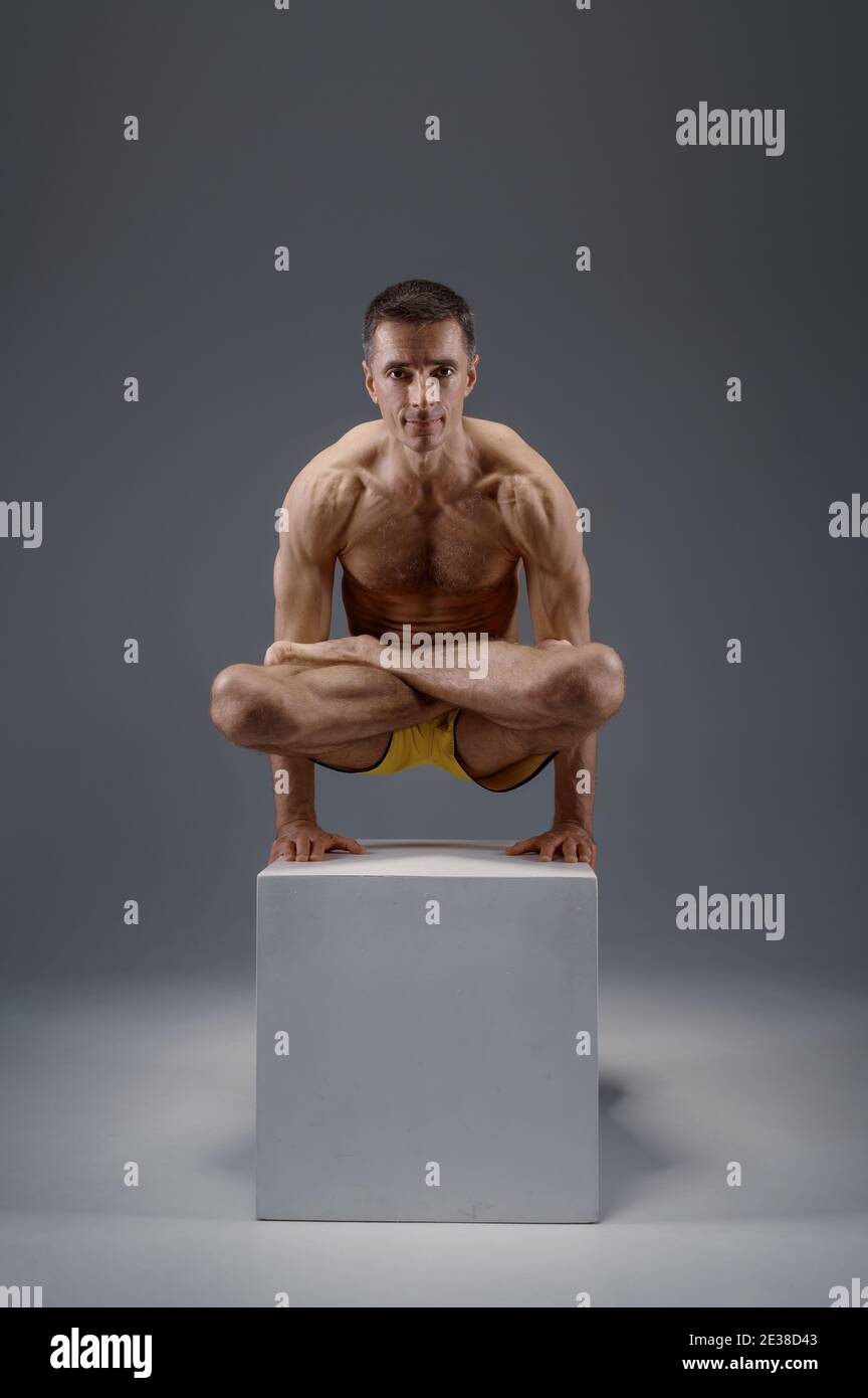 Pedestal pose hi-res stock photography and images - Alamy