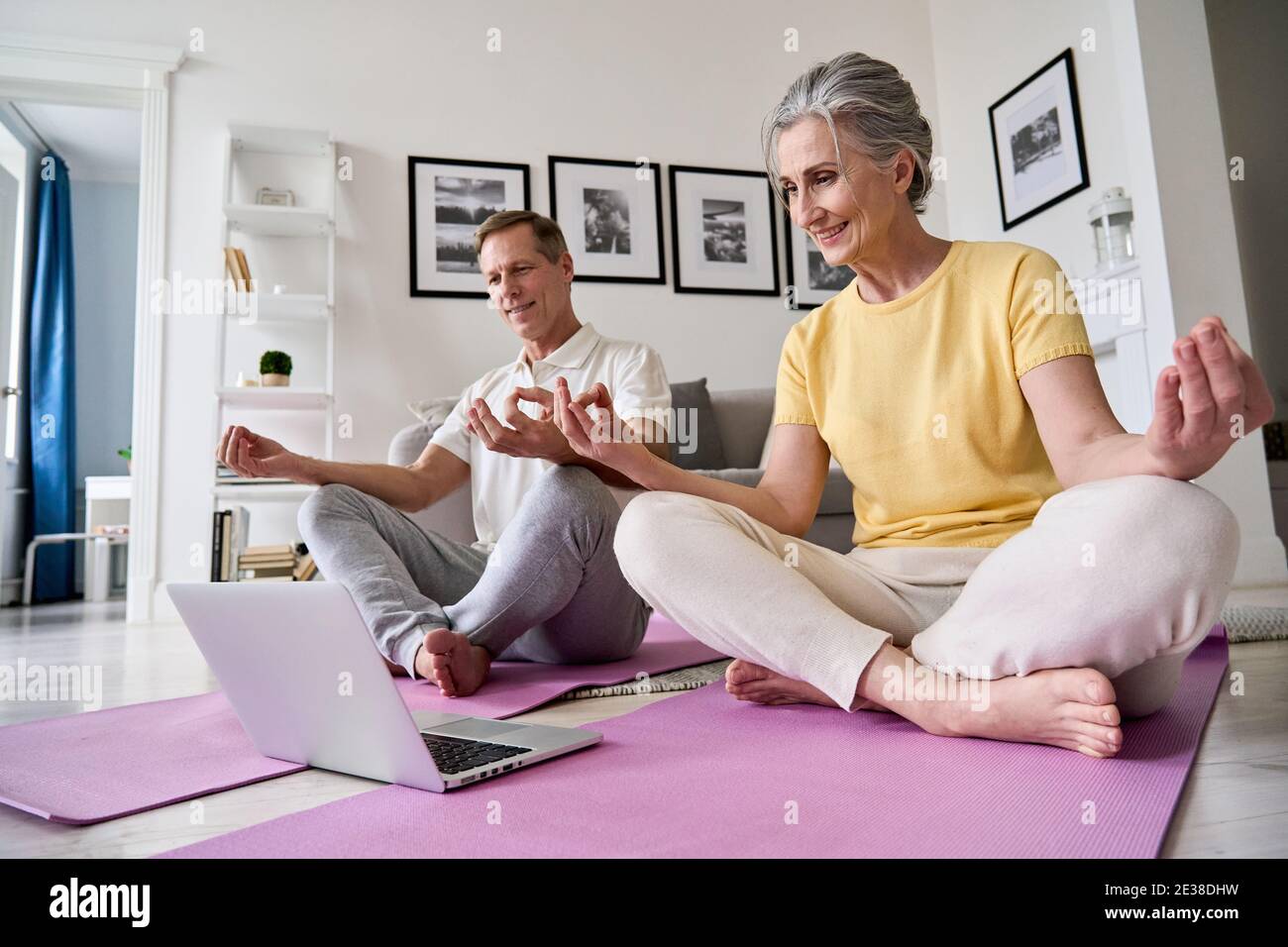 Watching tutorial hi-res stock photography and images - Alamy