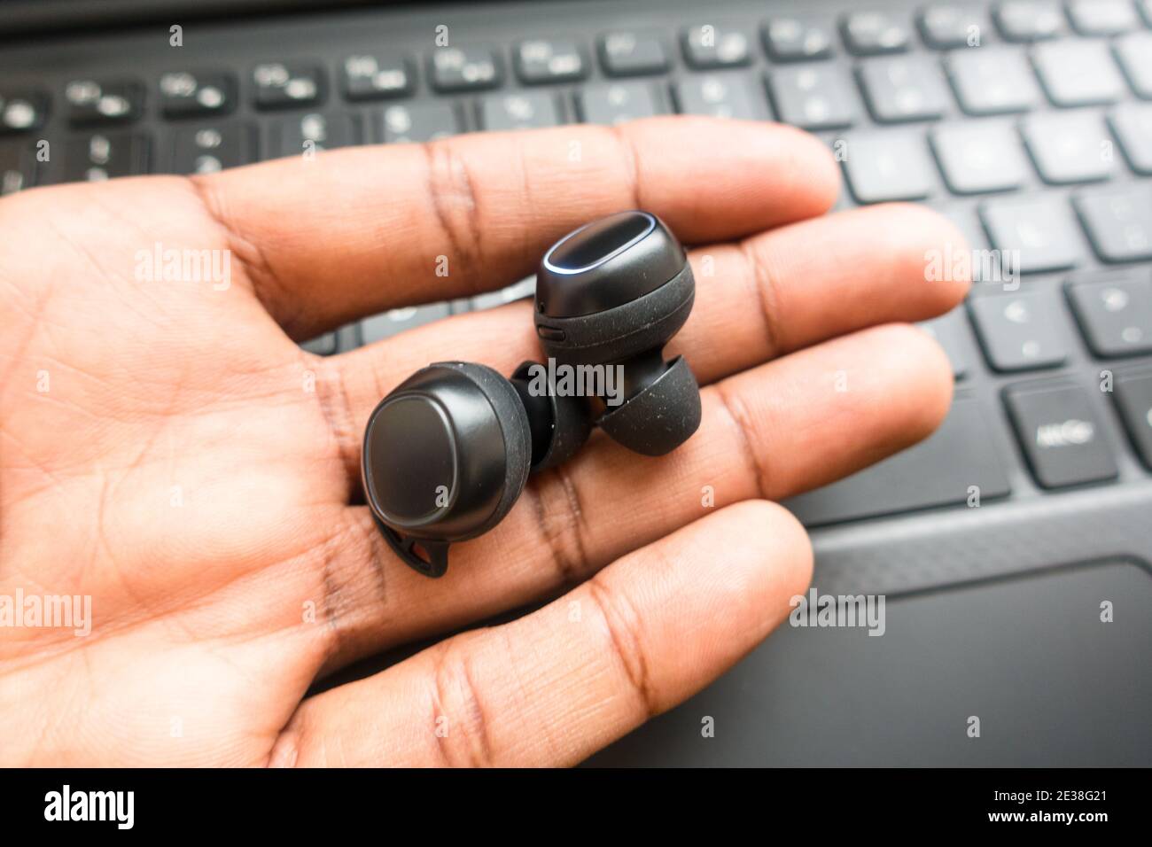 Hand holding ear buds hi-res stock photography and images - Alamy