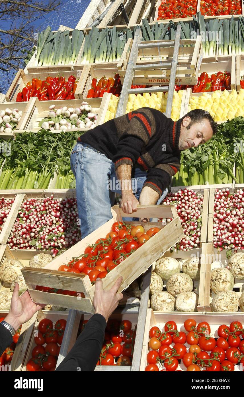 French vegetable producers install a pyramid of more than 7 meters with ...