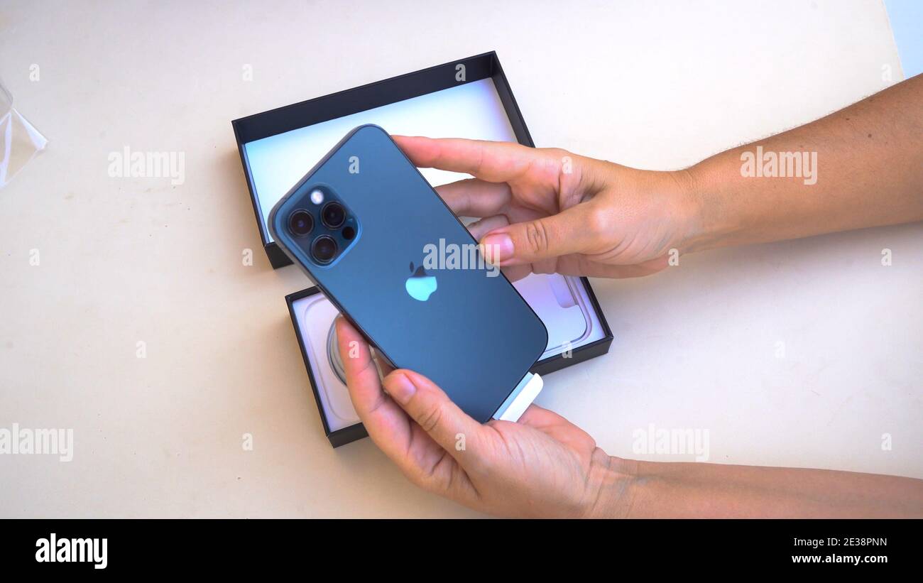 Iphone 12 box hi-res stock photography and images - Alamy