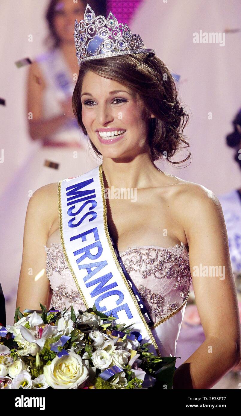 Miss Bretagne, Laury Thilleman jubilate after being crowned Miss France ...