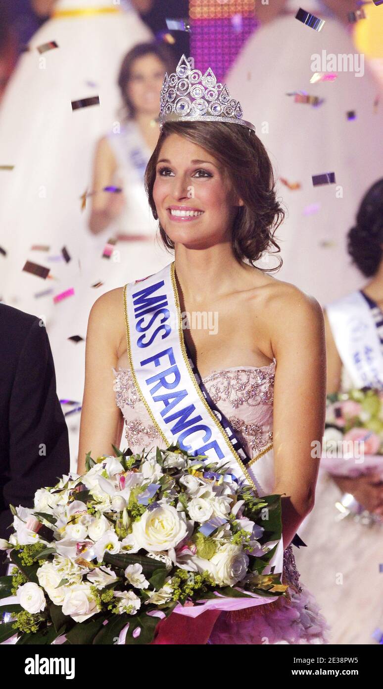 Miss Bretagne, Laury Thilleman jubilate after being crowned Miss France ...