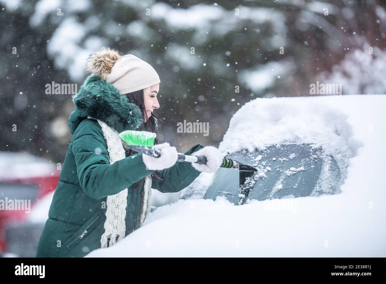 Woman scraping frost off car windscreen hi-res stock photography and ...