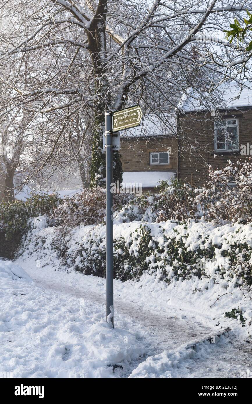 Snow england cottage christmas hi-res stock photography and images - Alamy
