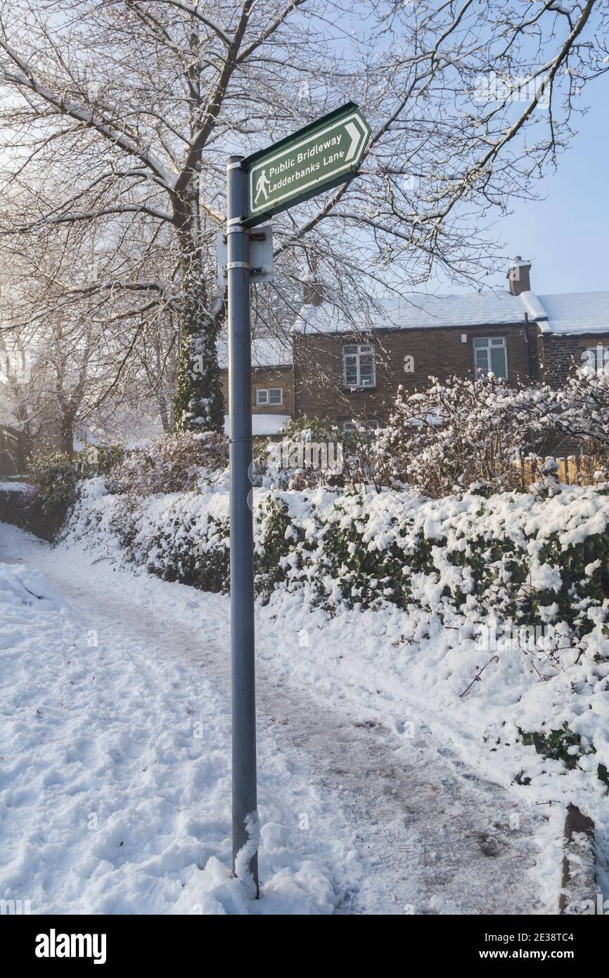 Snow england cottage christmas hi-res stock photography and images - Alamy