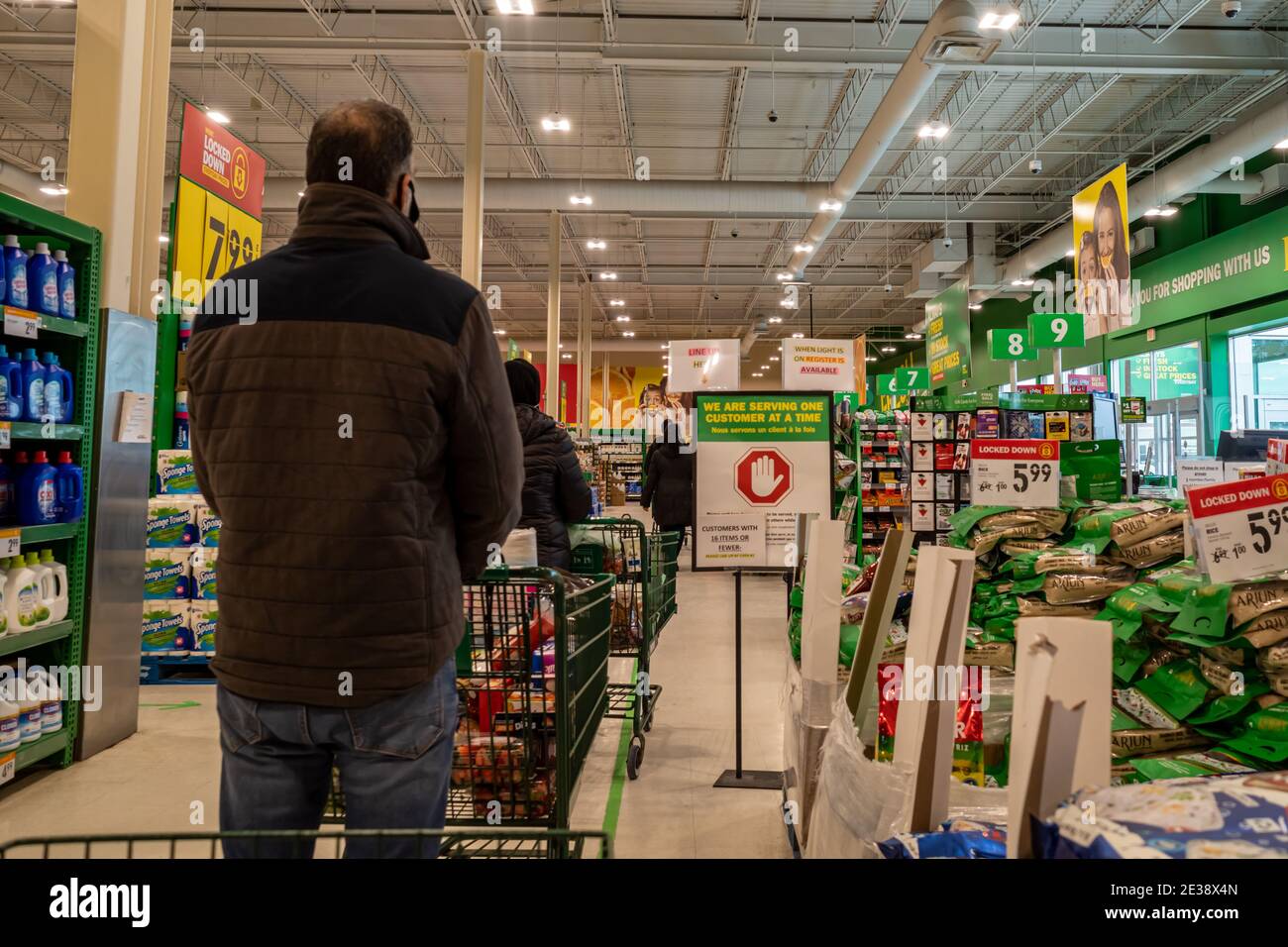 Customers waiting checkout line queue hi-res stock photography and ...