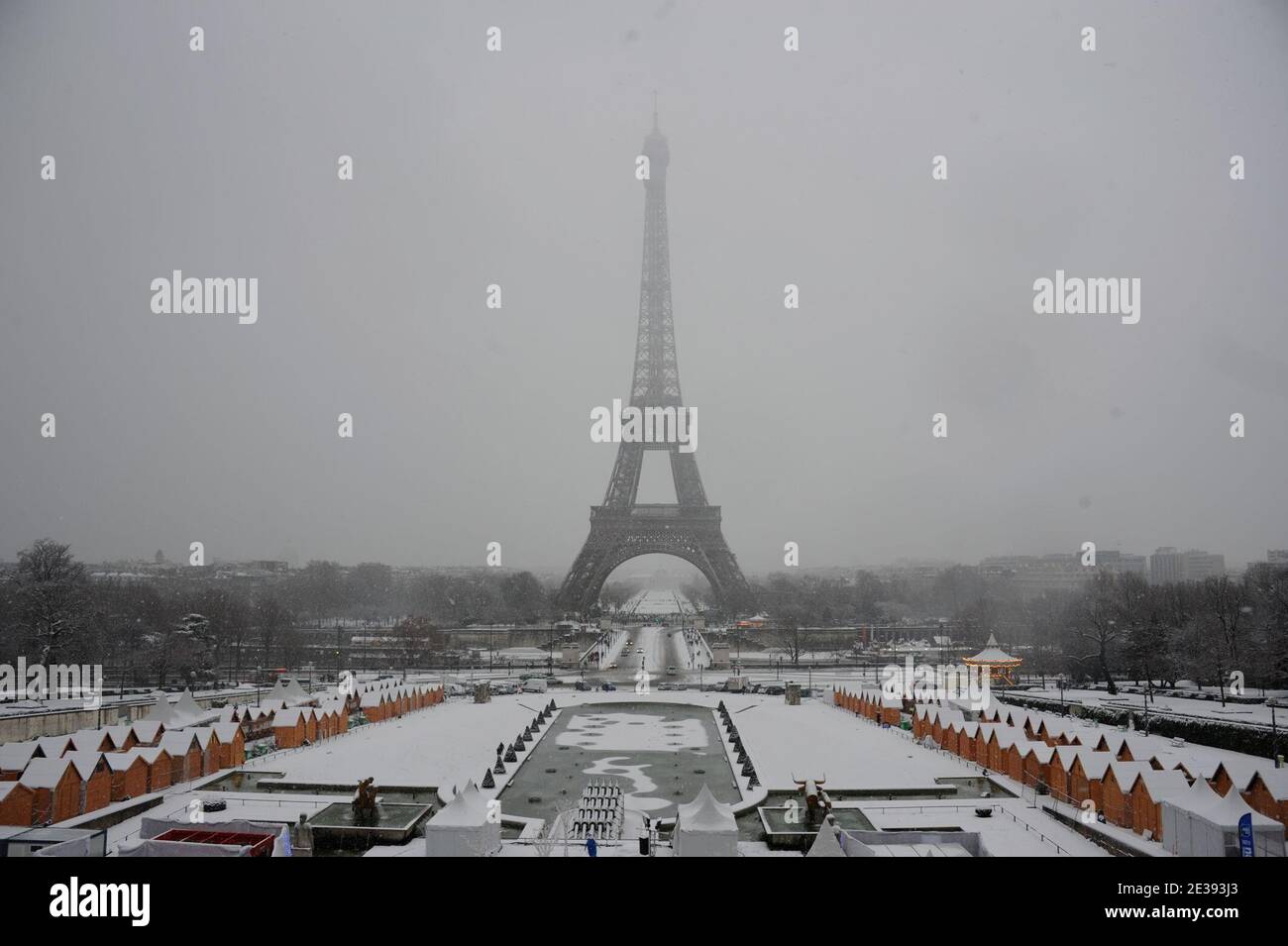 Tour eiffel neige hi-res stock photography and images - Alamy