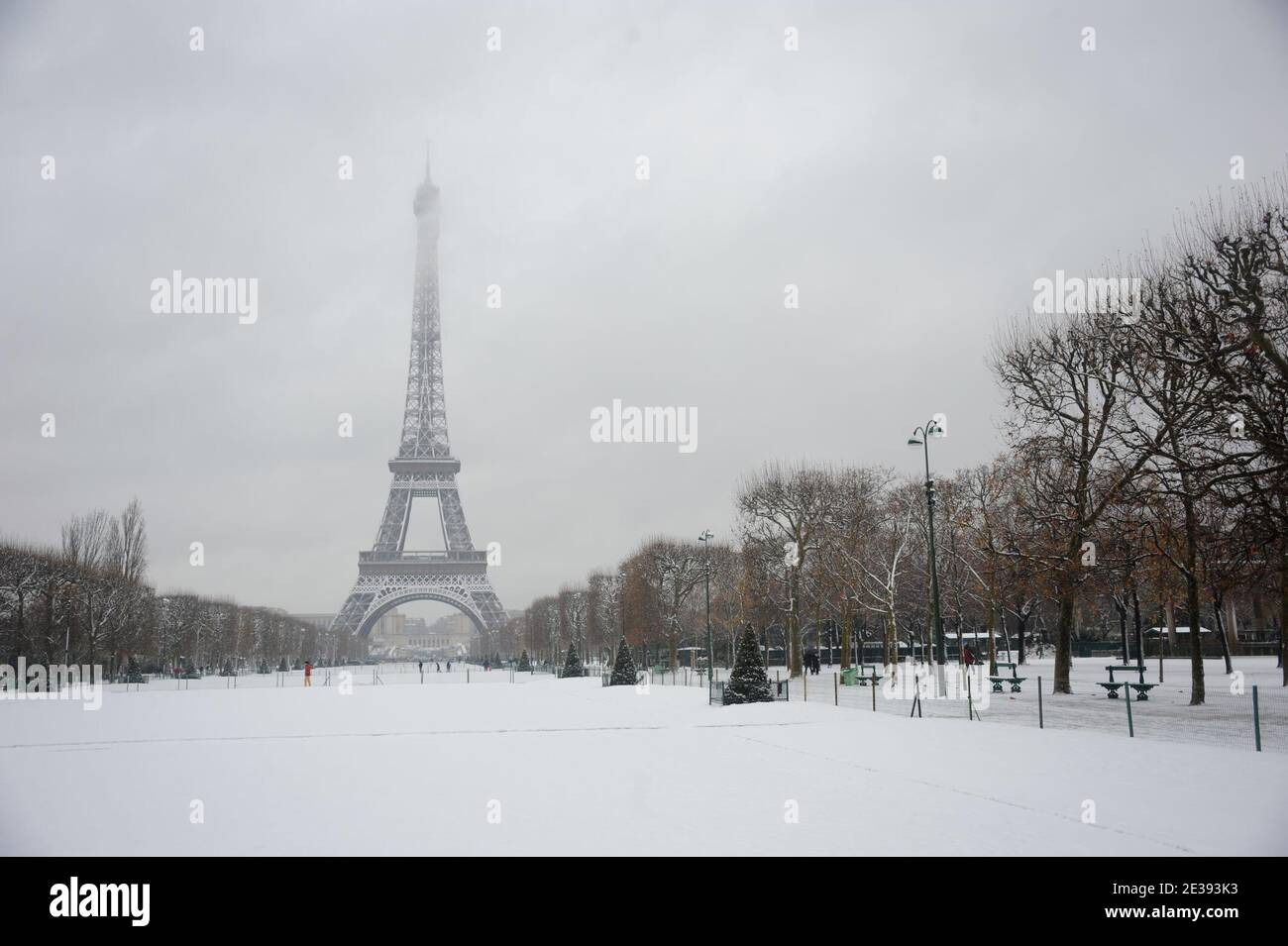 Tour eiffel neige hi-res stock photography and images - Alamy