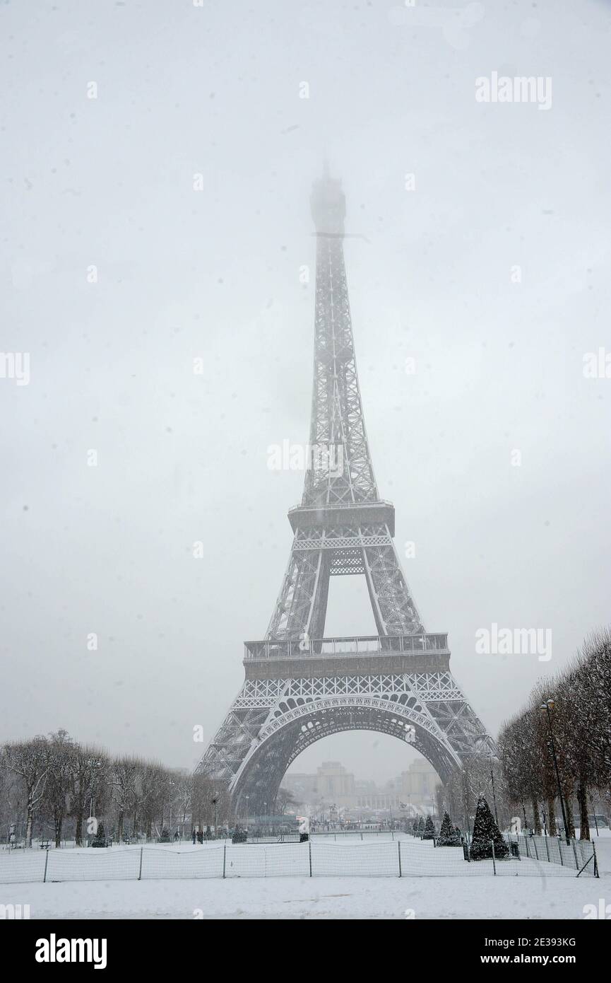 Tour eiffel neige hi-res stock photography and images - Alamy