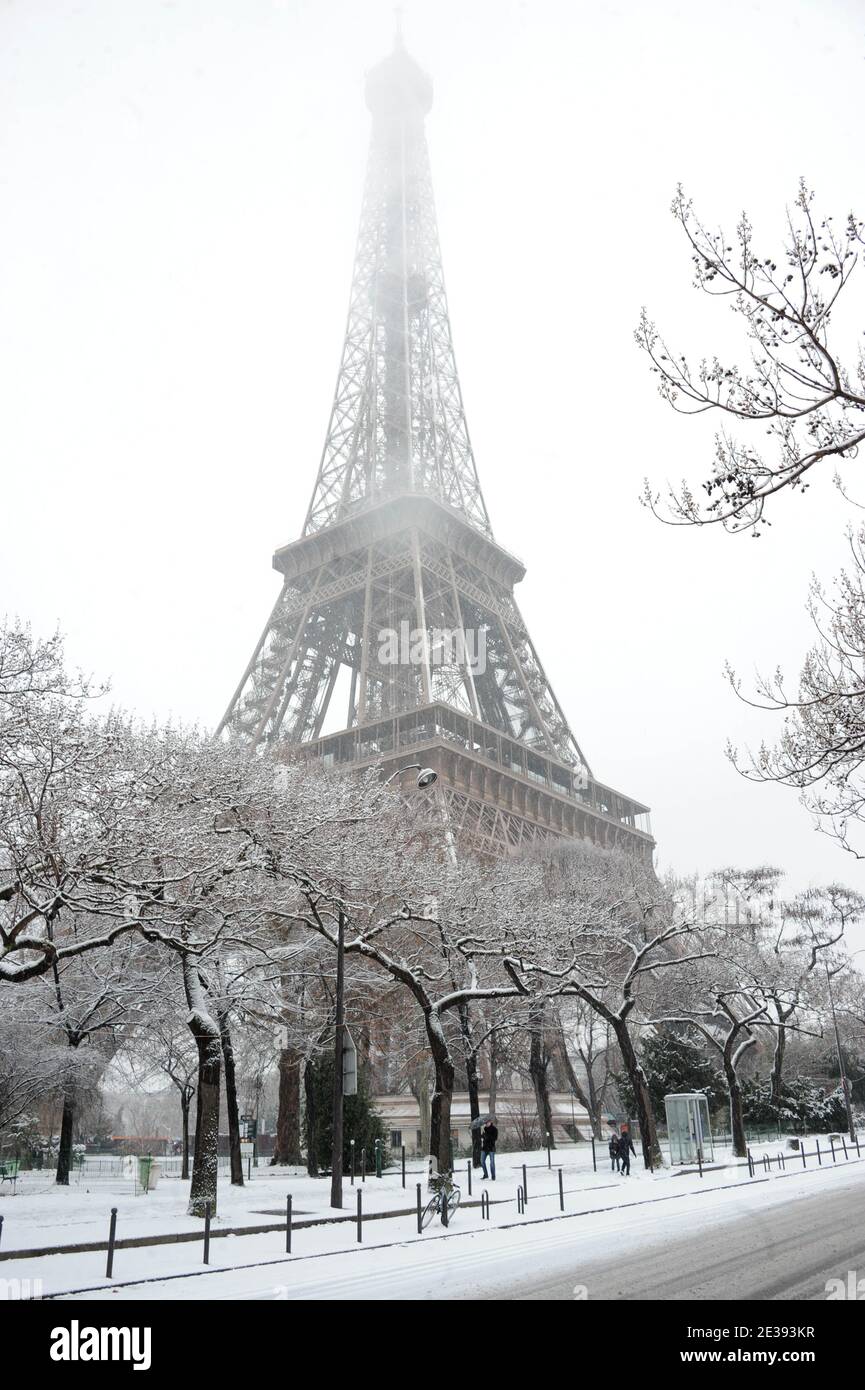 Tour eiffel neige hi-res stock photography and images - Alamy