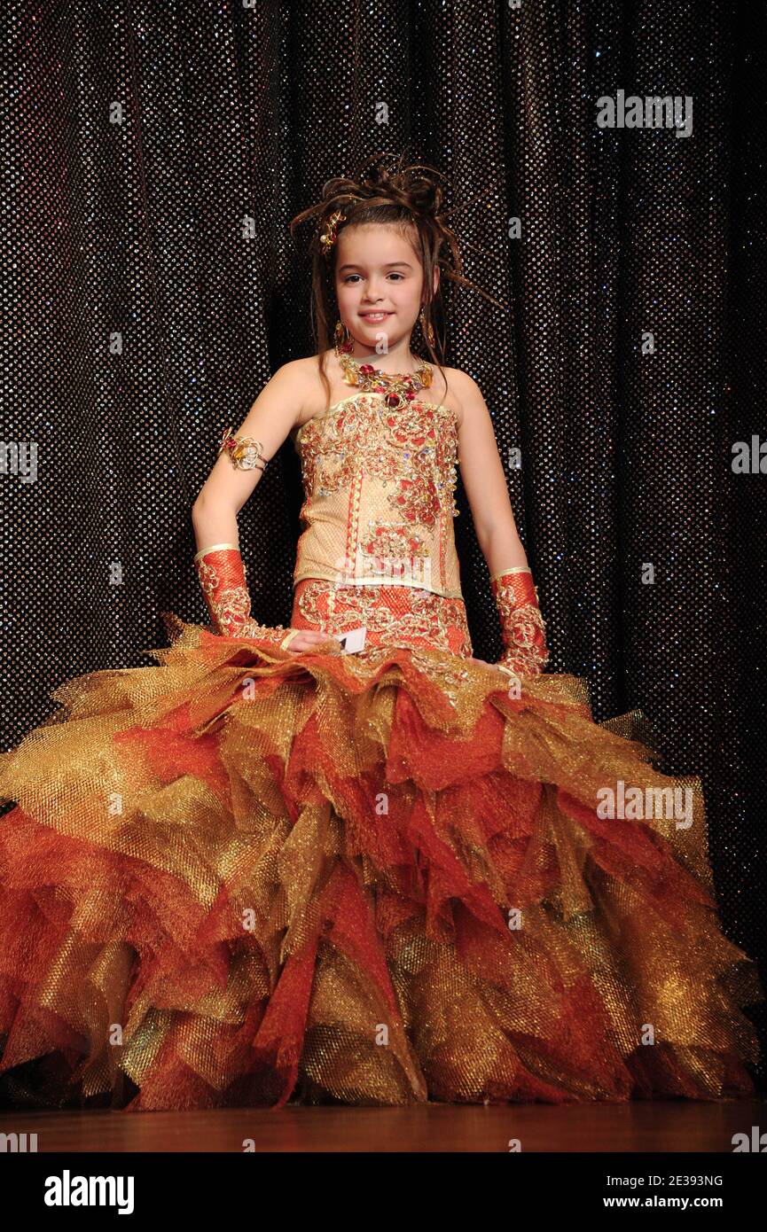 Mini miss france 2010 hi-res stock photography and images - Alamy