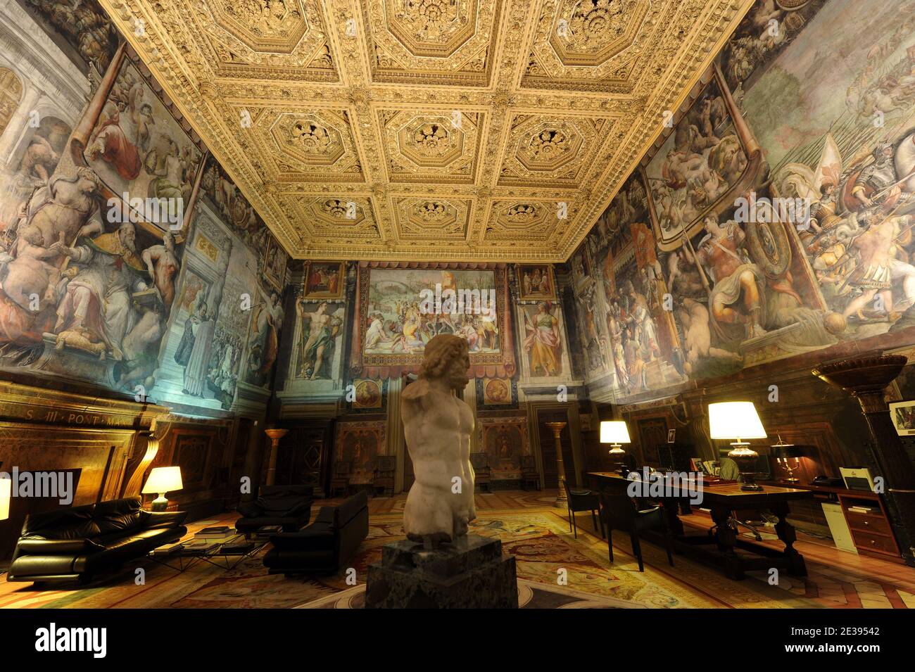 The 'fasti farnesiani' hall painted by Francesco Salviati in the ...