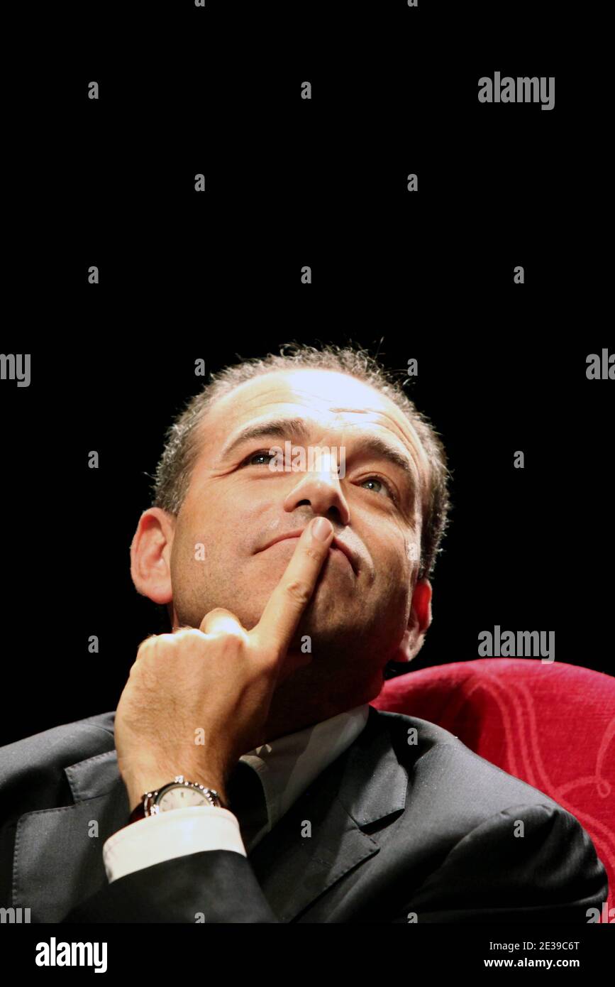 Monde rond hi-res stock photography and images - Alamy