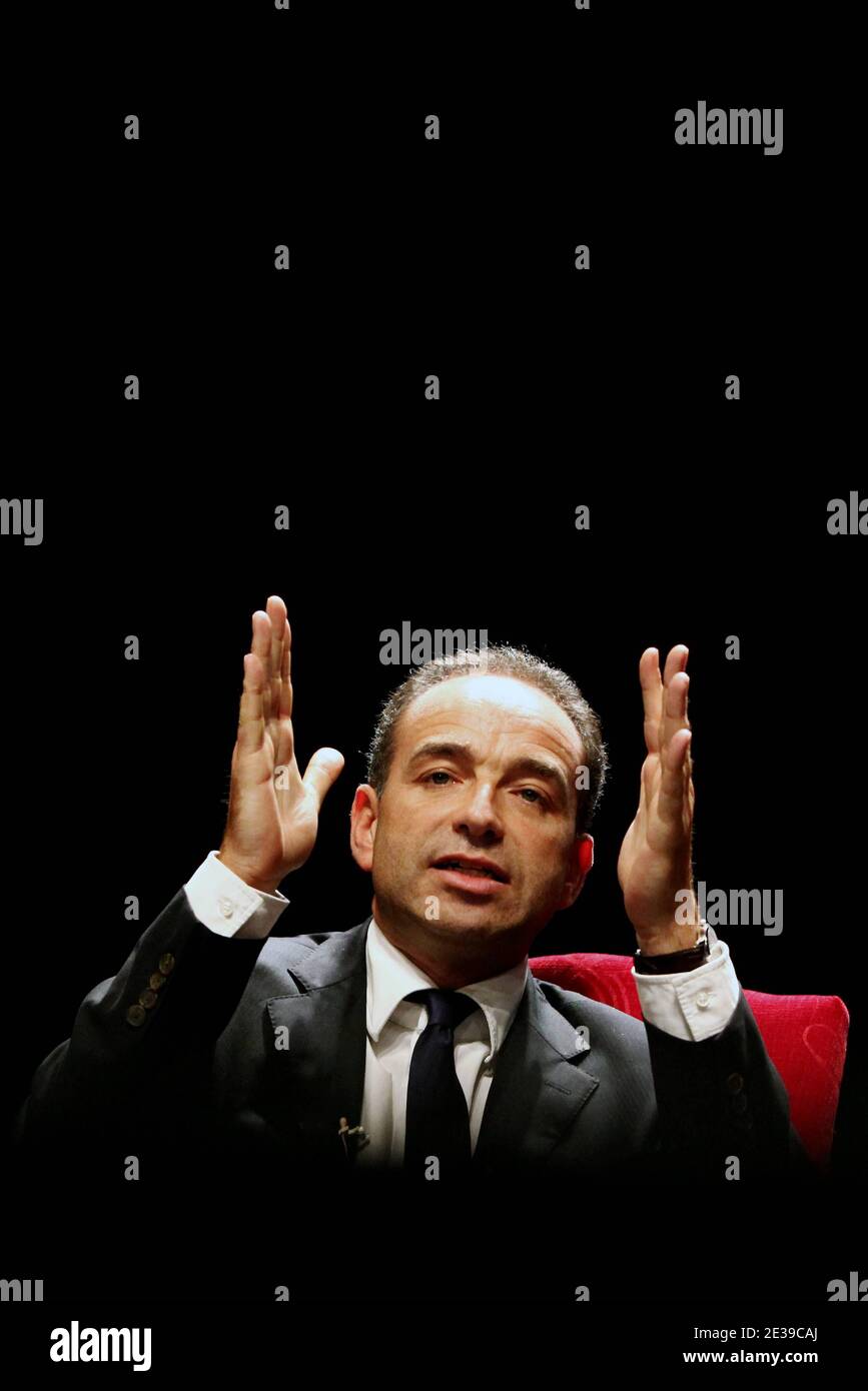 Monde rond hi-res stock photography and images - Alamy