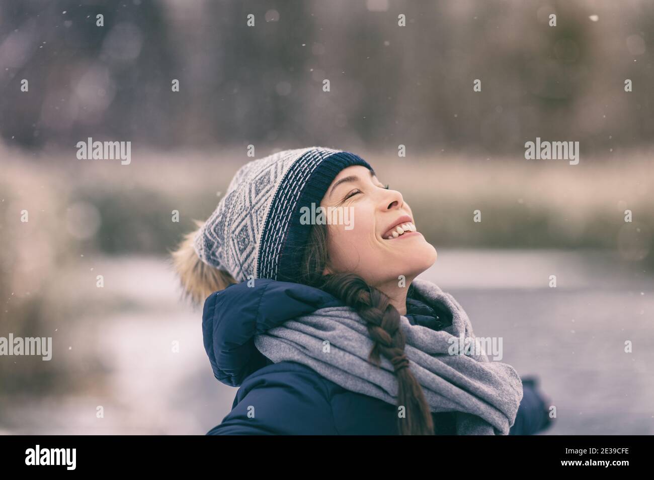 Chinese woman wearing winter jacket hi-res stock photography and images ...