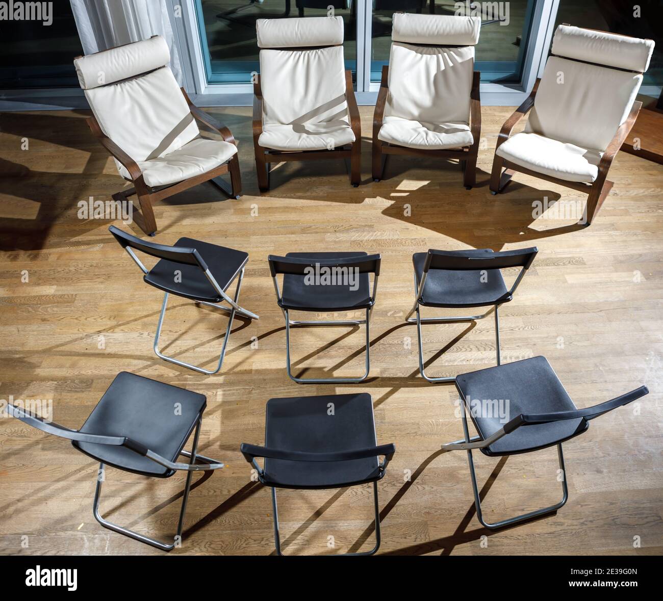 Chairs facing each other hi-res stock photography and images - Alamy