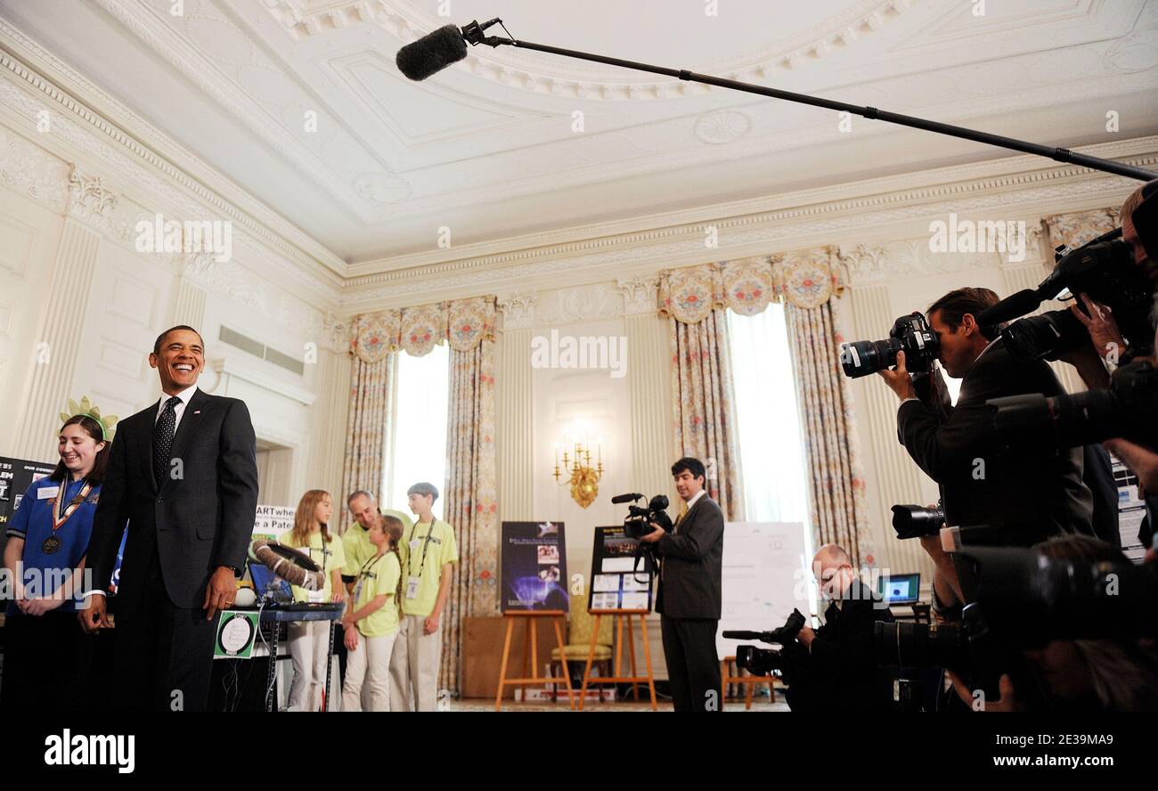 President Barack Obama smiles as he tours the students science fair ...