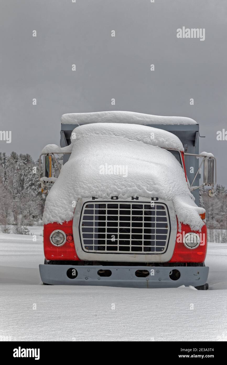 Delivery truck snow hi-res stock photography and images - Alamy