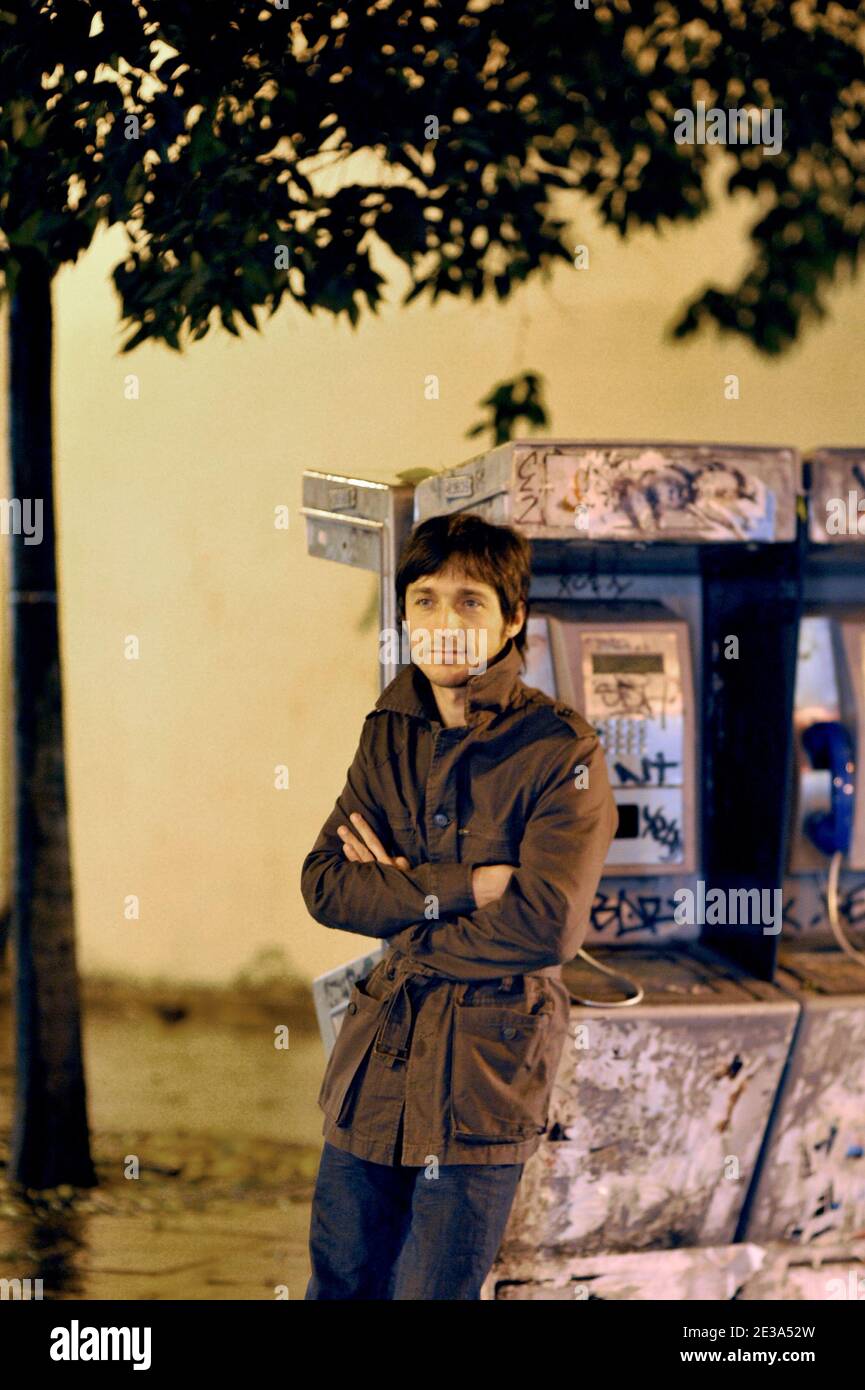 Exclusif French Singer Sorel poses at night in front of 'Le sunset', in ...