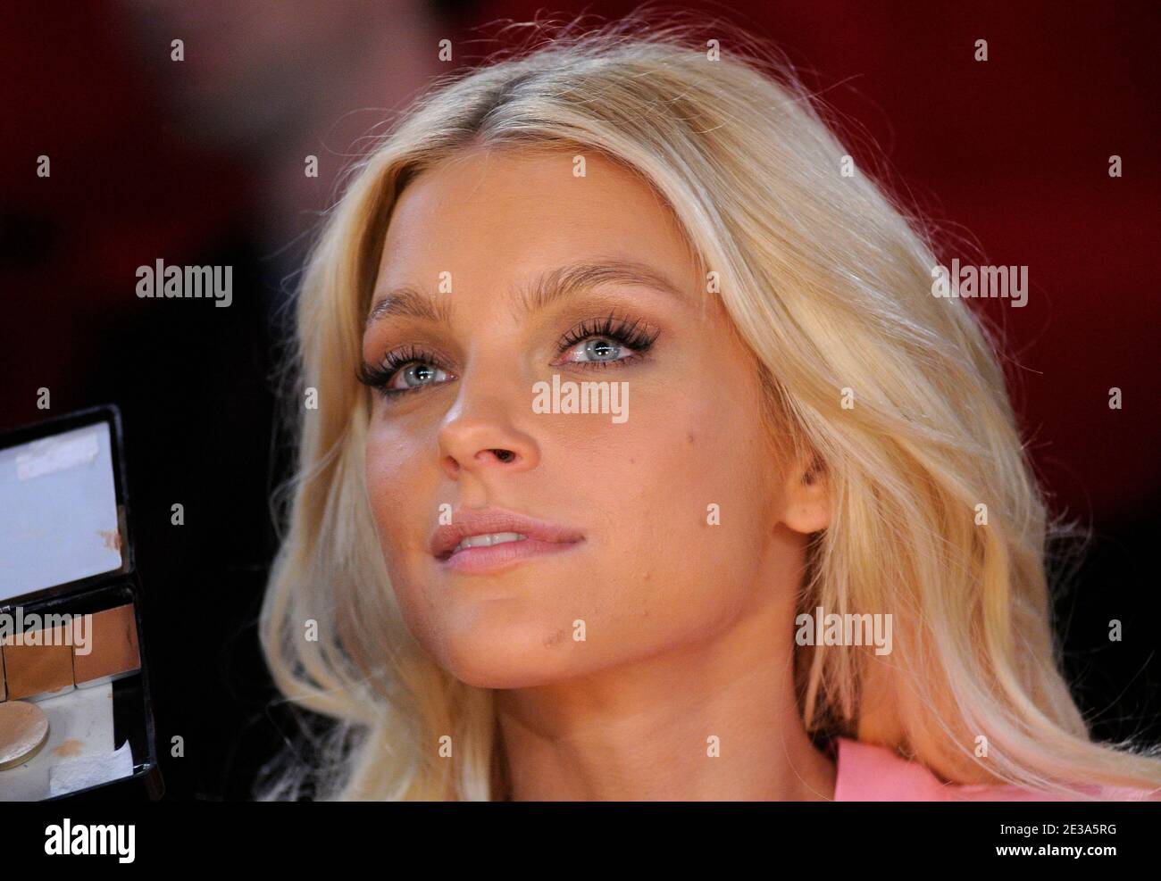 Fashion model jessica stam hi-res stock photography and images - Alamy