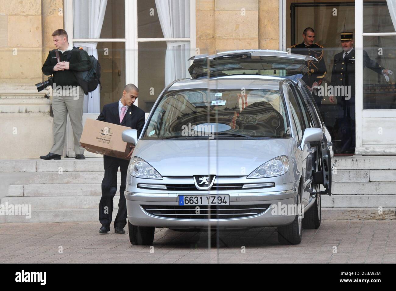 Removal at ministry before a transfer of power ceremony at the Defence ...