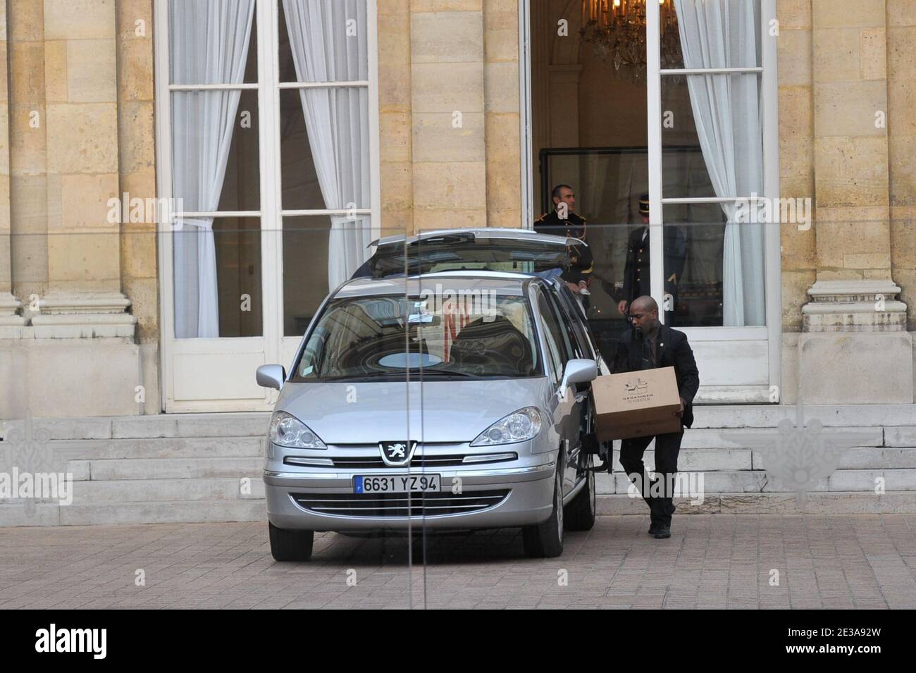 Removal at ministry before a transfer of power ceremony at the Defence ...