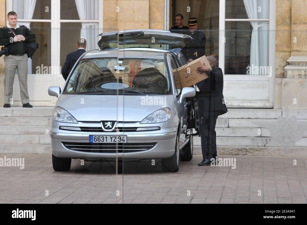 Removal at ministry before a transfer of power ceremony at the Defence ...