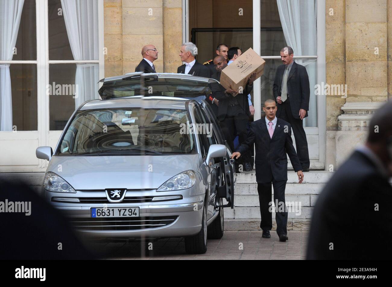 Removal at ministry before a transfer of power ceremony at the Defence ...