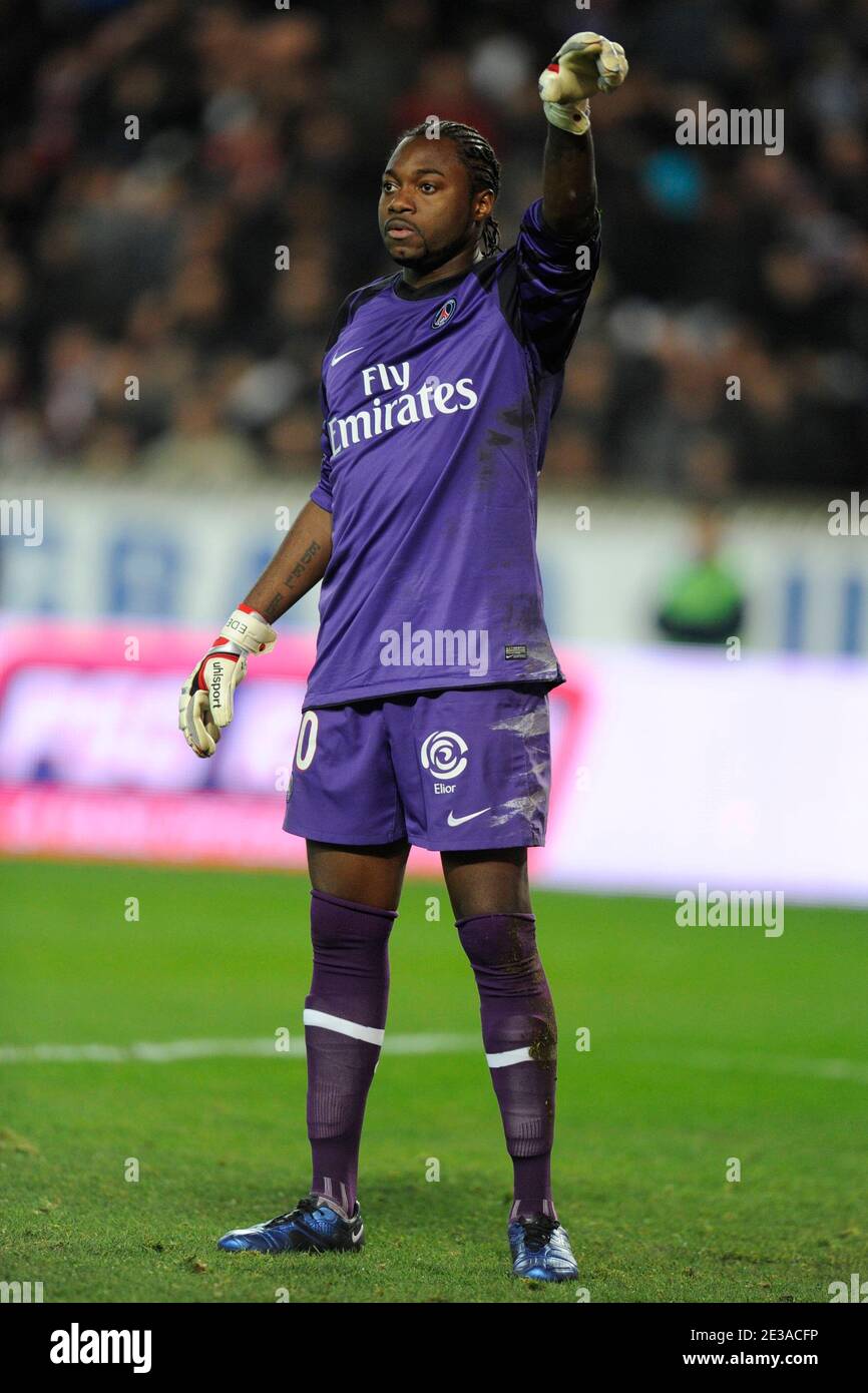 Paris-St-Germain's goalkeeper Apoula Edel during the French First ...