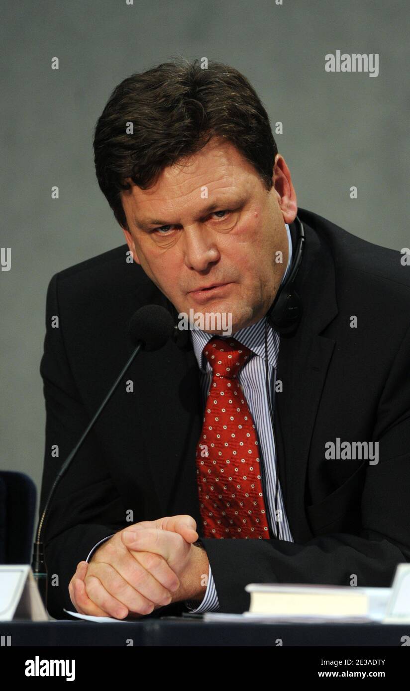 Based on interviews hi-res stock photography and images - Alamy